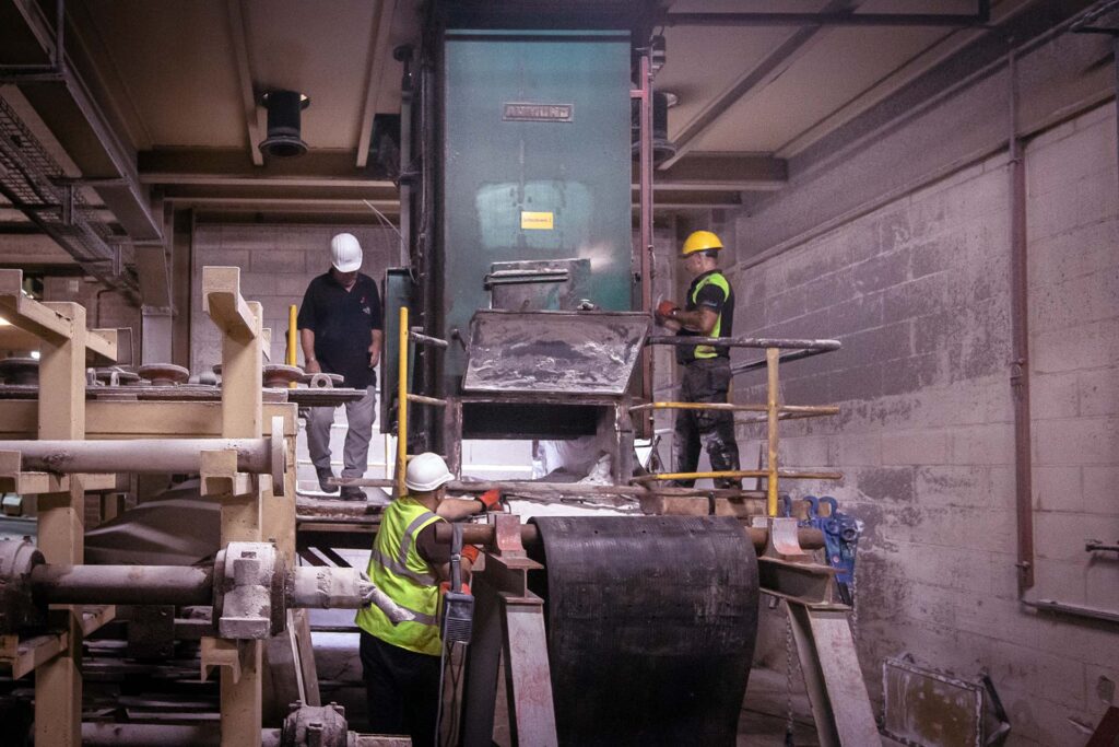 Overhaul work on a belt bucket elevator - AUMUND Group